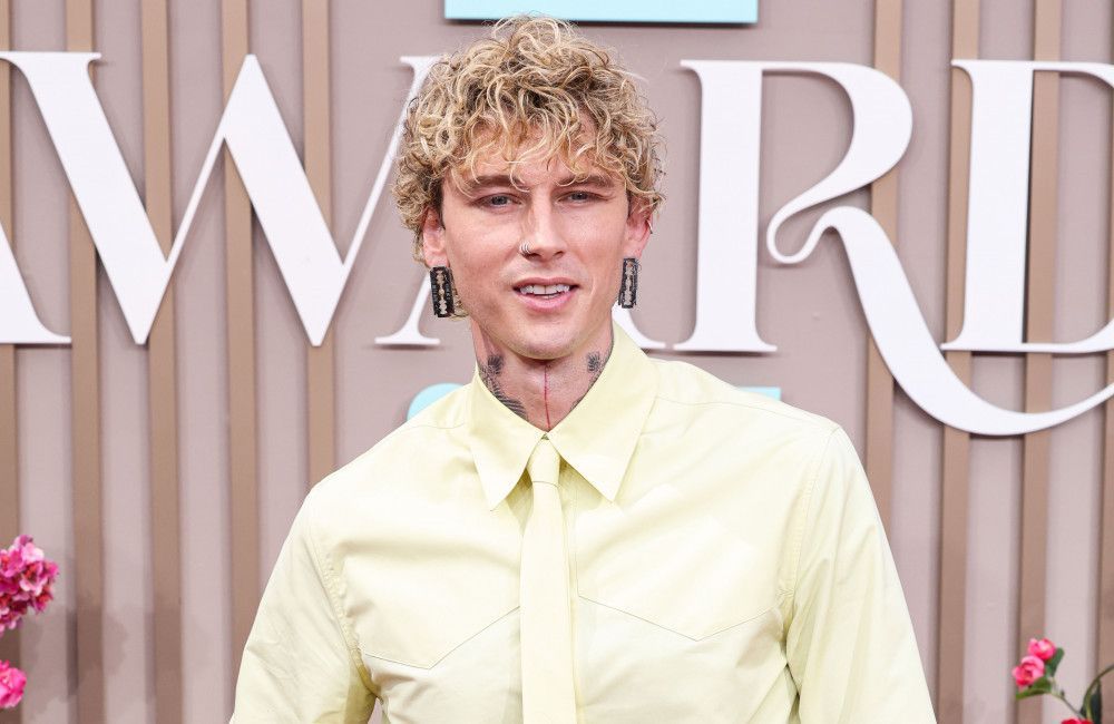 Machine Gun Kelly bringt 'Musik und Lachen' zu seiner kleinen Tochter ...