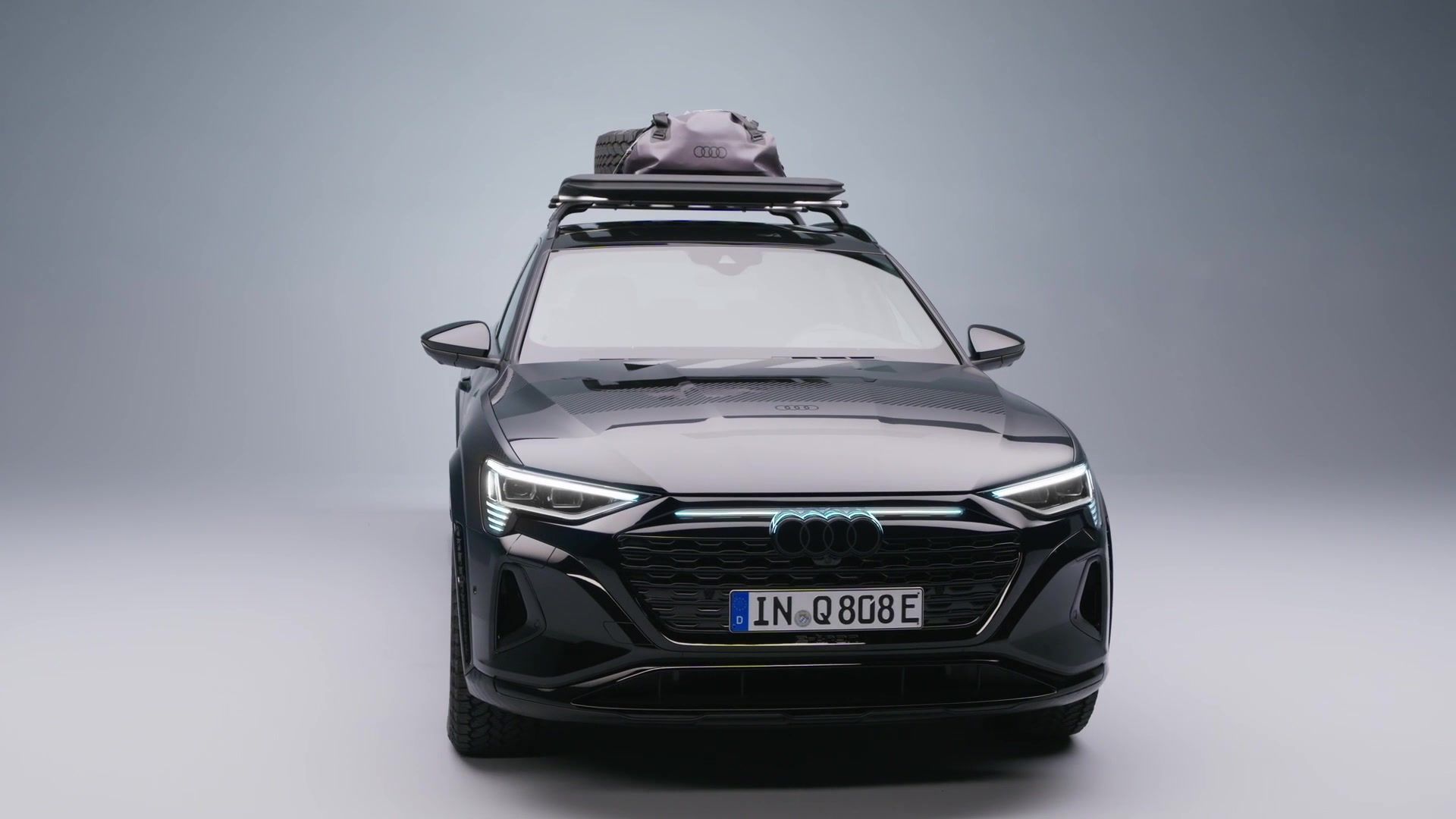 Audi Q8 e-tron edition Dakar Trailer