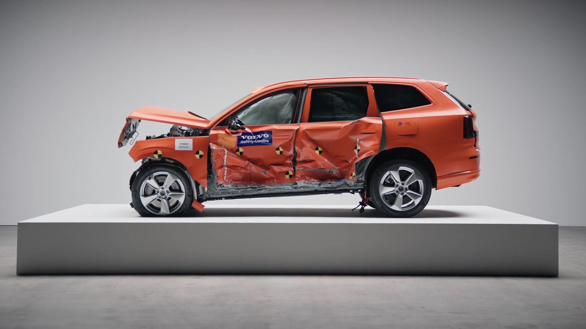 Video: Volvo Cars Safety Centre Crash Lab